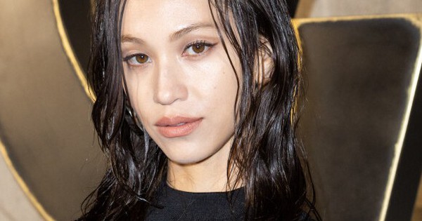 Sao Hàn đam mê với da glowy, còn sao Nhật lại mê tóc bóng dầu nhìn như ...