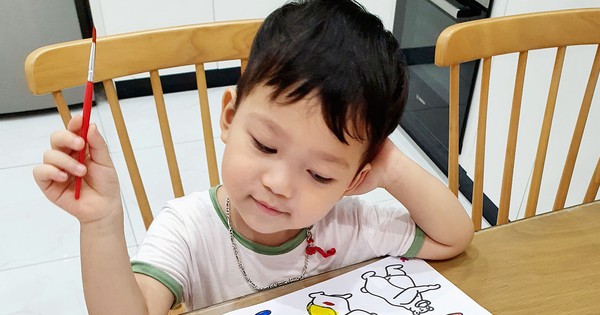 Các mẹ có con đam mê đọc sách từ nhỏ