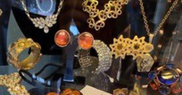 "Chợ con rận" dành cho các tín đồ sưu tập thời trang