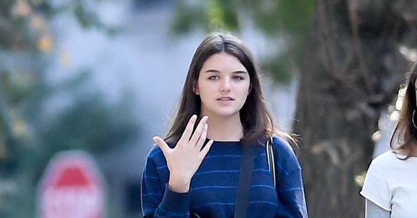 Suri Cruise dạo phố New York giữa tin Tom Cruise về Mỹ