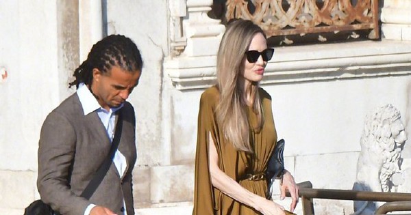 Angelina Jolie hẹn hò rapper Akala