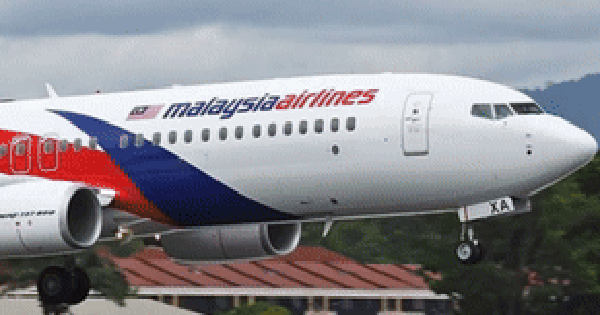 Động cơ máy bay MH199 đột ngột tóe lửa trên không trung