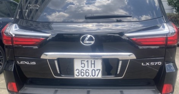 TP HCM: Công an tìm chủ nhân xe sang Lexus LX570