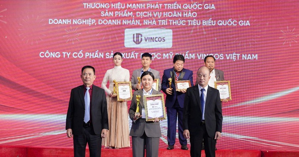 VINCOS nhận cúp Top 10 thương hiệu mạnh phát triển Quốc gia