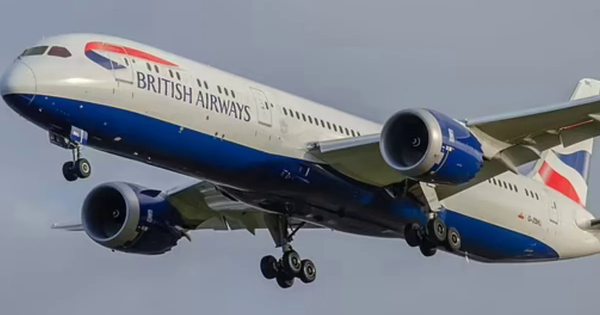 Tiếp viên British Airways bị bắt giữ vì nhảy múa khỏa thân trên chuyến ...