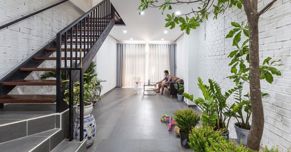 Ngôi nhà ống 4 tầng chi phí chưa tới 900 triệu cho gia đình trẻ ở quận ...