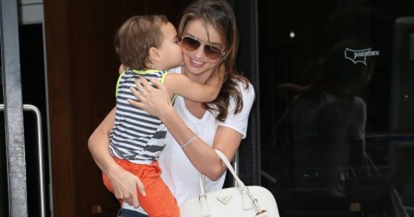 Bé Flynn hôn mẹ tình cảm trên phố