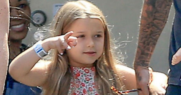 Harper tóc dài thướt tha lớn phổng phao bên bố Beckham